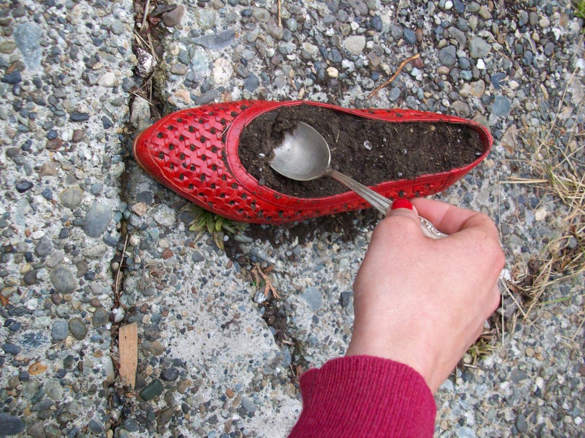 Recycled Shoe Hen and Chick Planter | ThriftyFun