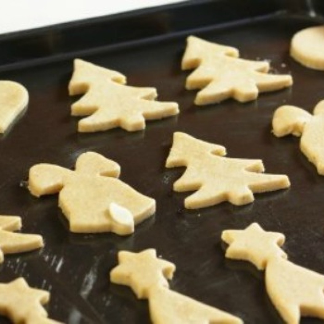 Organizing Baking Pans and Cookie Sheets | ThriftyFun