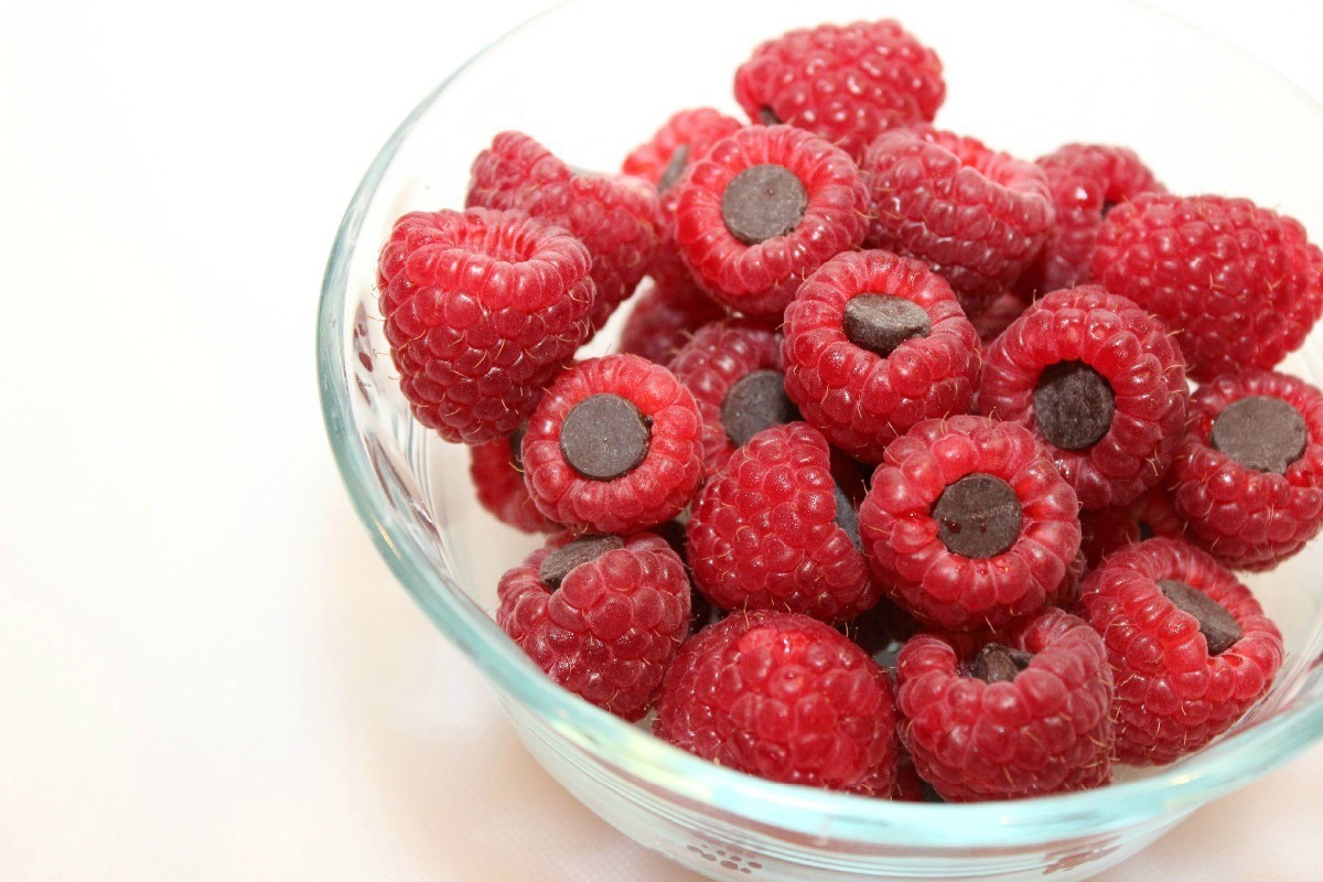 Chocolate Stuffed Raspberries | ThriftyFun