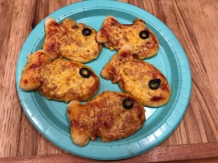 Goldfish Shaped Mini Pizzas | ThriftyFun