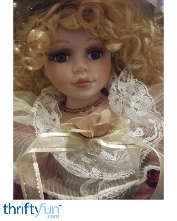 Identifying Cathay Collection Porcelain Dolls? | ThriftyFun
