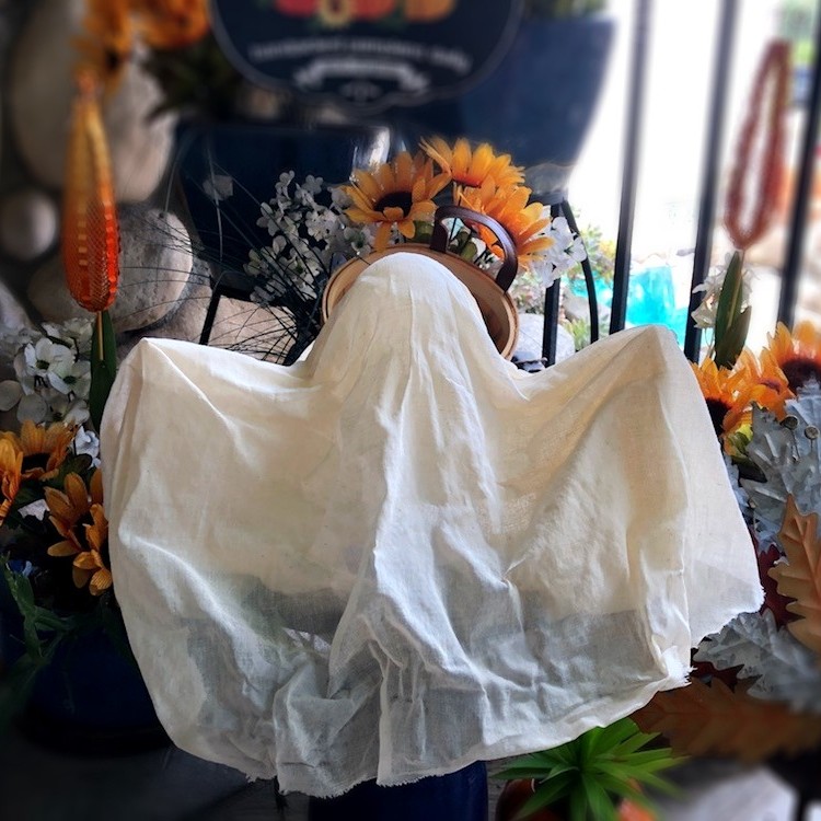 Floating Fabric Ghost | My Frugal Halloween