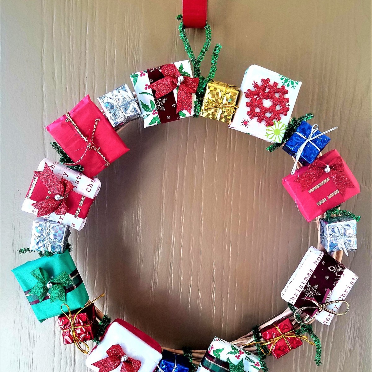 Making a Mini Gift Wreath | My Frugal Christmas
